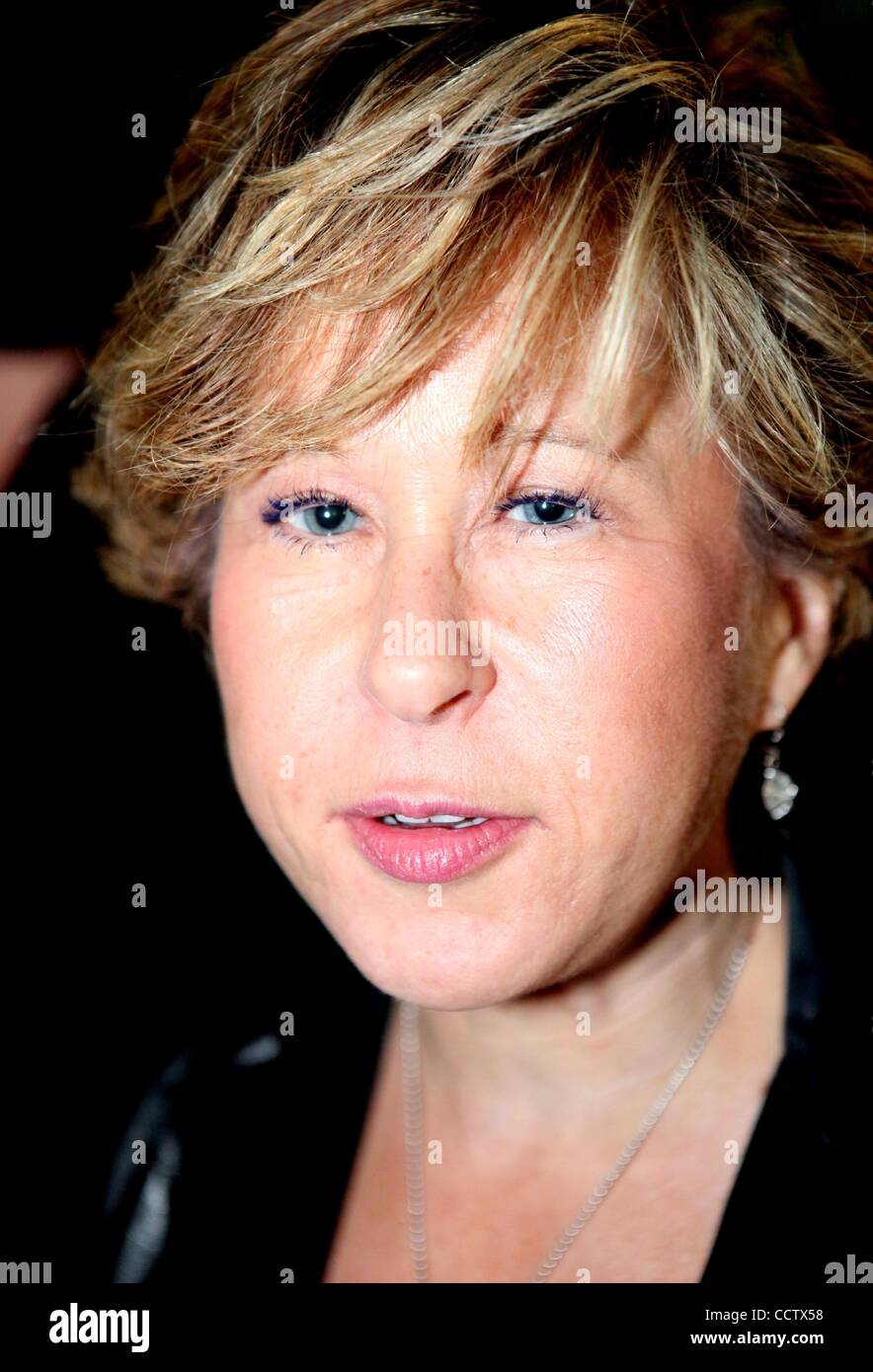 Yeardley smith voice lisa simpson hi-res stock photography and images ...