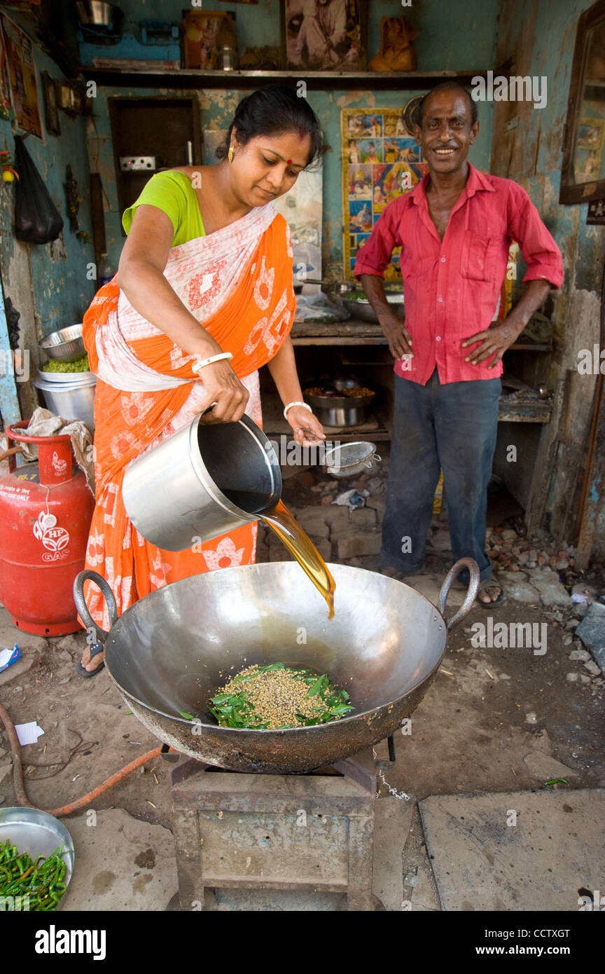 India slum cooking hi-res stock photography and images - Alamy