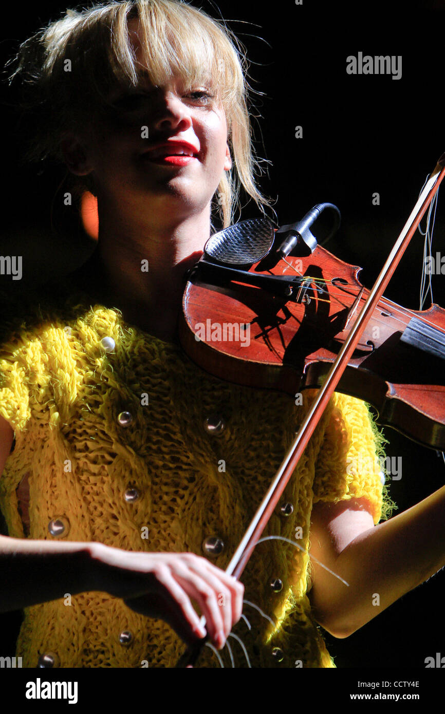 Mia Moretti and Caitlin Moe on Violin performing at Perez Hilton's One ...