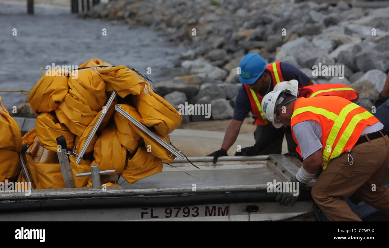 050210 met oilboomboat - PENSACOLA - Boom deploymnet boats launched ...