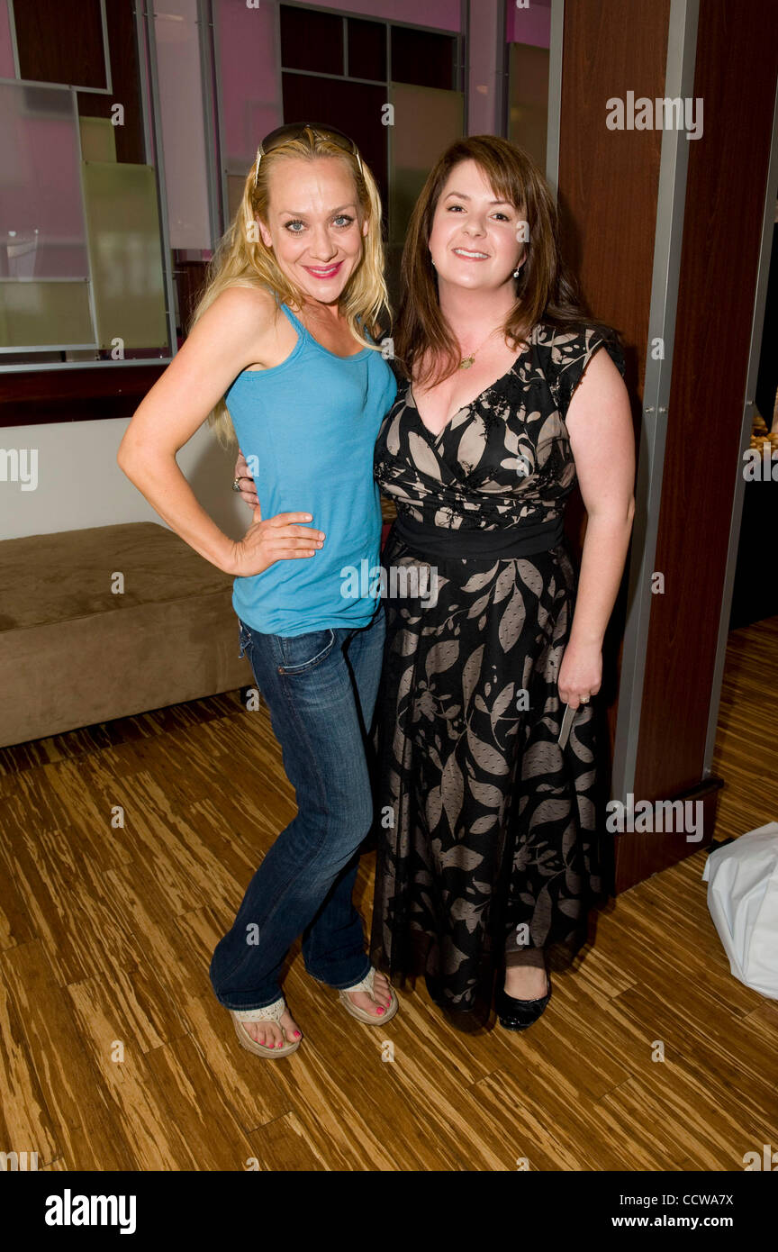 Apr 06, 2010 - Los Angeles, California, USA - 'Rita Rocks' actress NICOLE SULLIVAN and Buzz ...
