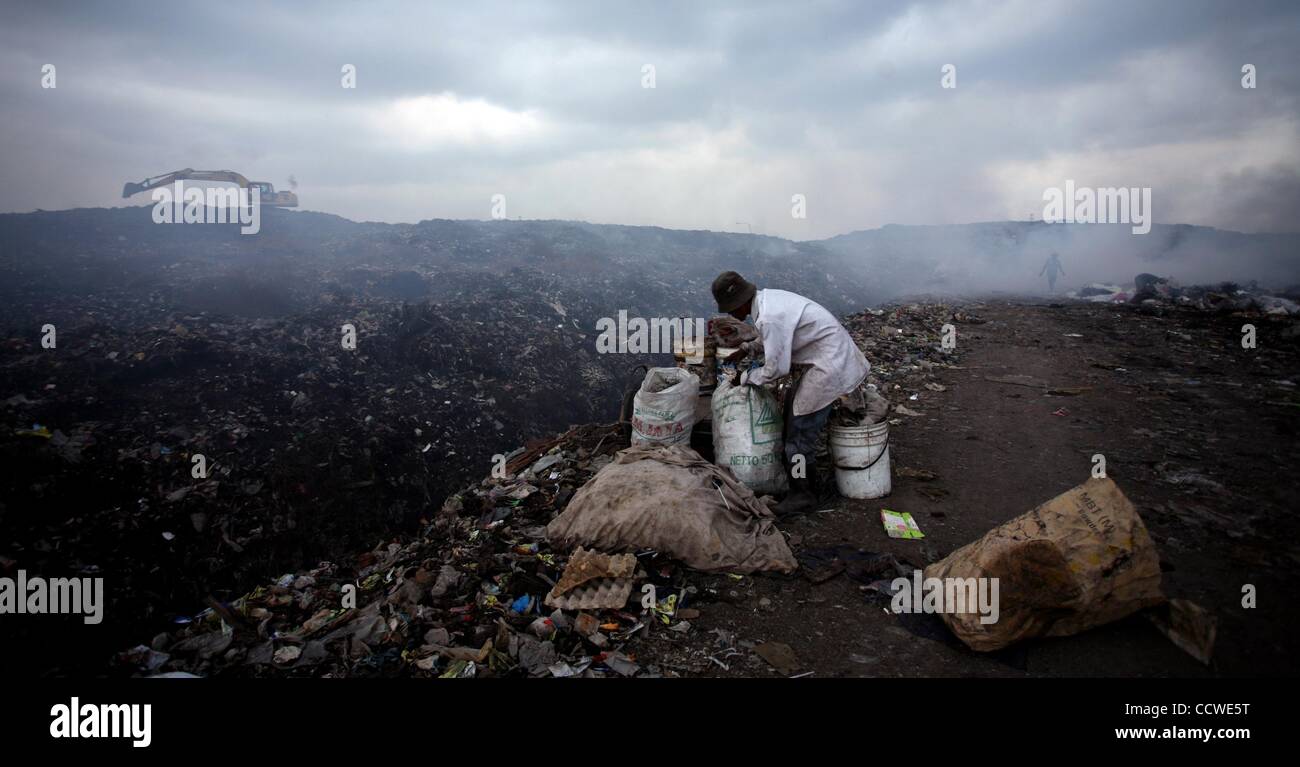 Mar 03, 2010 - Medan, North Sumatra, Indonesia - Scavengers in garbage ...