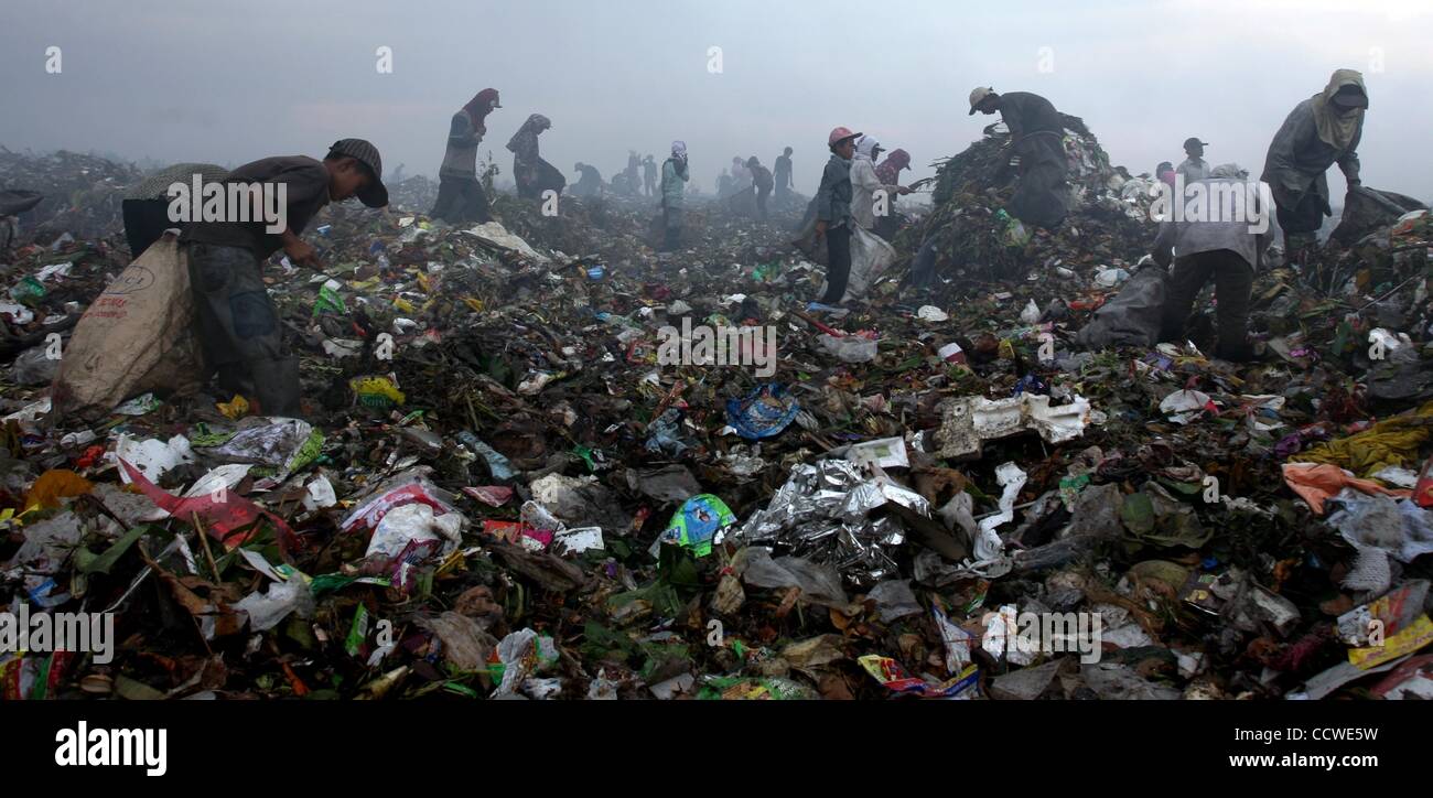 Mar 03, 2010 - Medan, North Sumatra, Indonesia - Scavengers in garbage ...