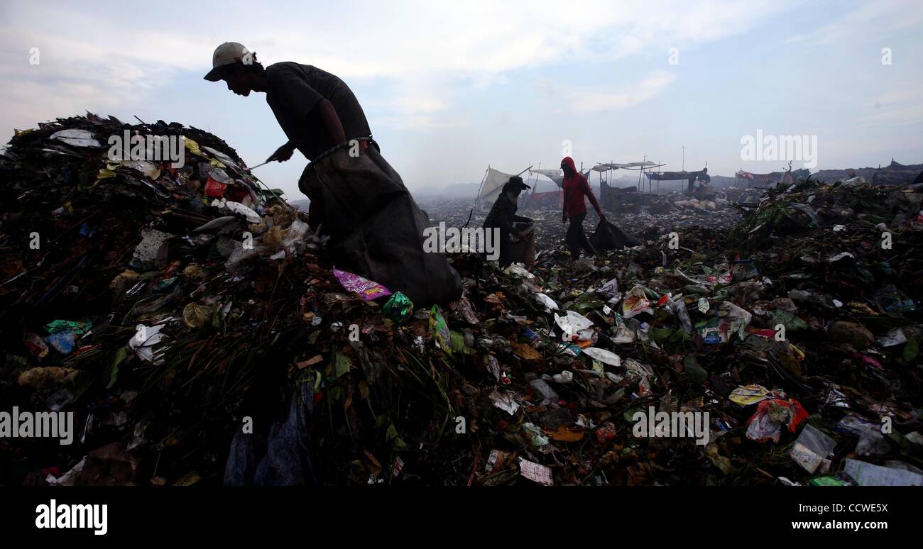Mar 03, 2010 - Medan, North Sumatra, Indonesia - Scavengers in garbage ...