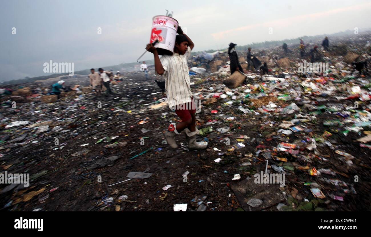 Mar 03, 2010 - Medan, North Sumatra, Indonesia - Scavengers in garbage ...