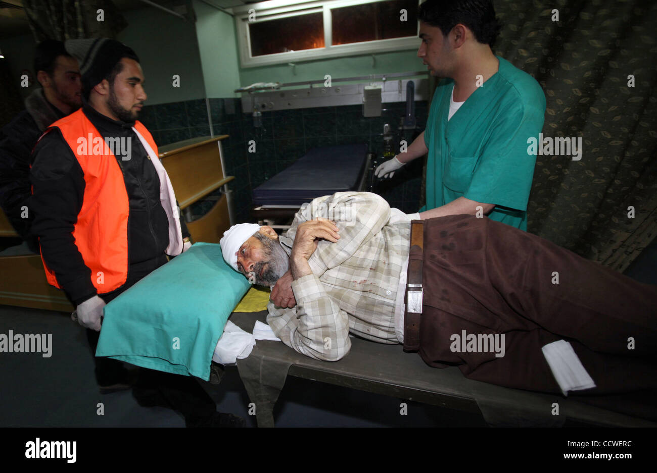 Mar 23, 2010 - Gaza City, Gaza Strip - A wounded Palestinian man is ...