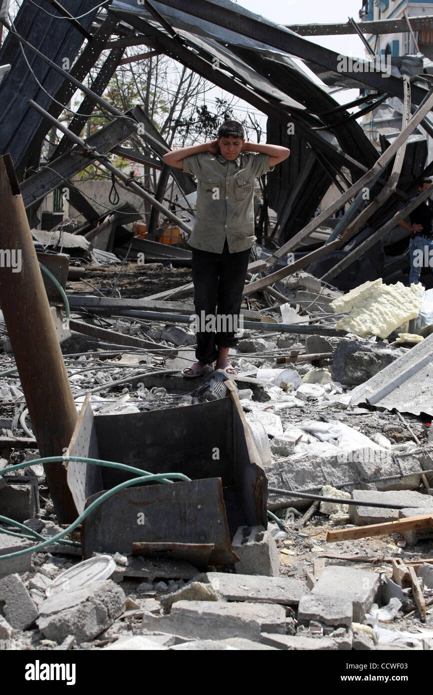 Apr 02, 2010 - Gaza City, Gaza Strip - Palestinians survey the damage ...