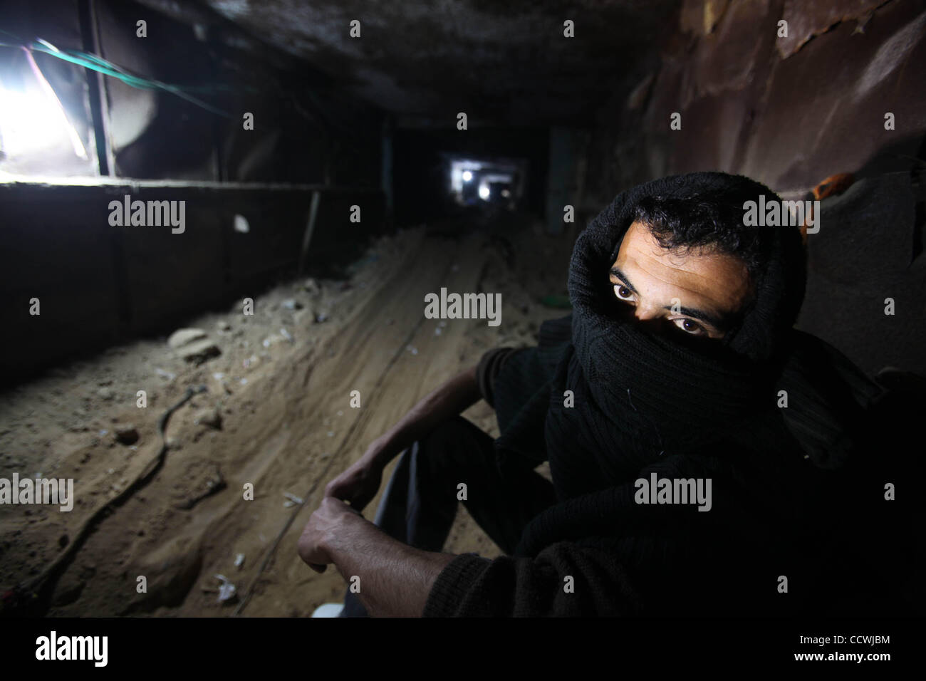 Apr 07, 2010 - Gaza-Egypt Border, Gaza Strip - A Palestinian smuggler ...