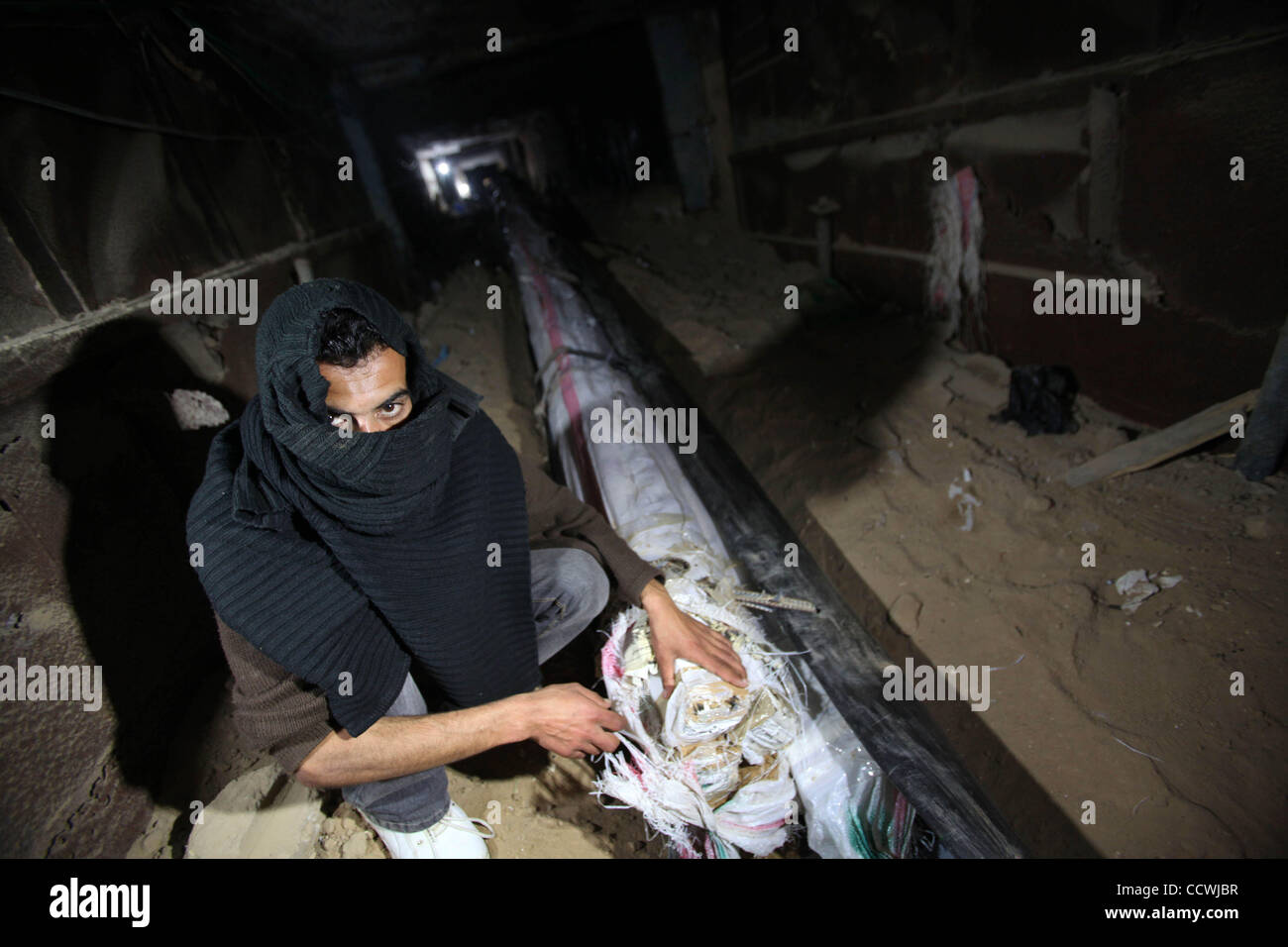 Apr 07, 2010 - Gaza-Egypt Border, Gaza Strip - A Palestinian smuggler ...