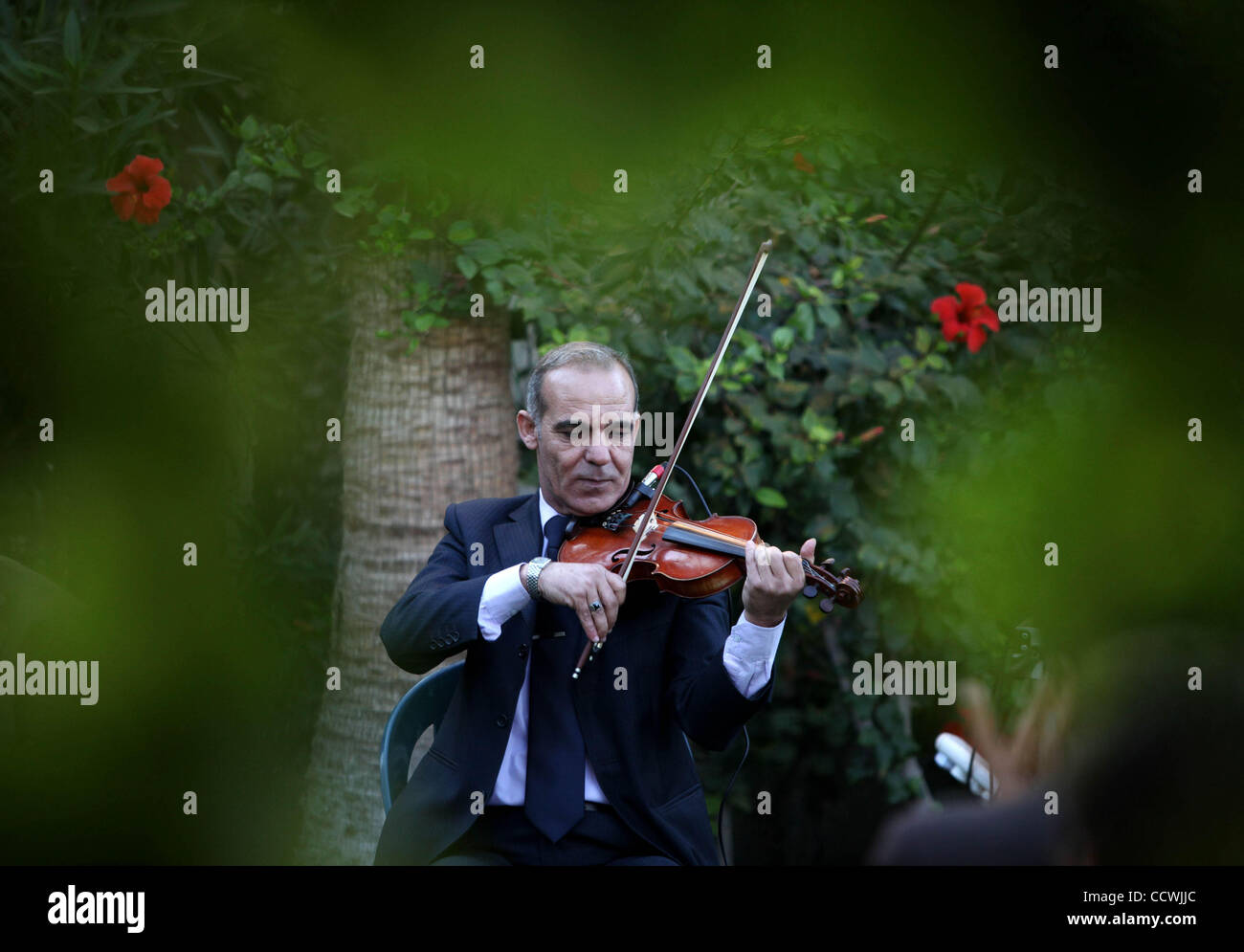 Apr 19, 2010 - Gaza City, Gaza Strip - Palestinian artists plays Arabic ...