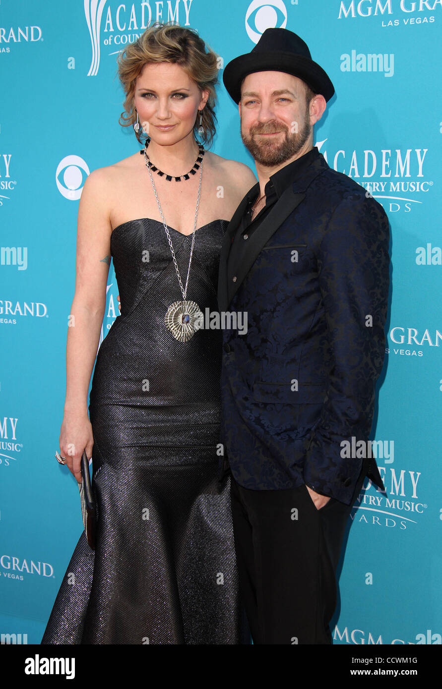 Apr 18, 2010 - Las Vegas, Nevada, U.S. - Sugarland members JENNIFER ...