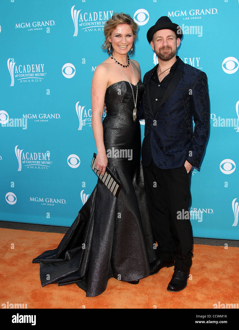 Apr 18, 2010 - Las Vegas, Nevada, U.S. - Sugarland members JENNIFER ...