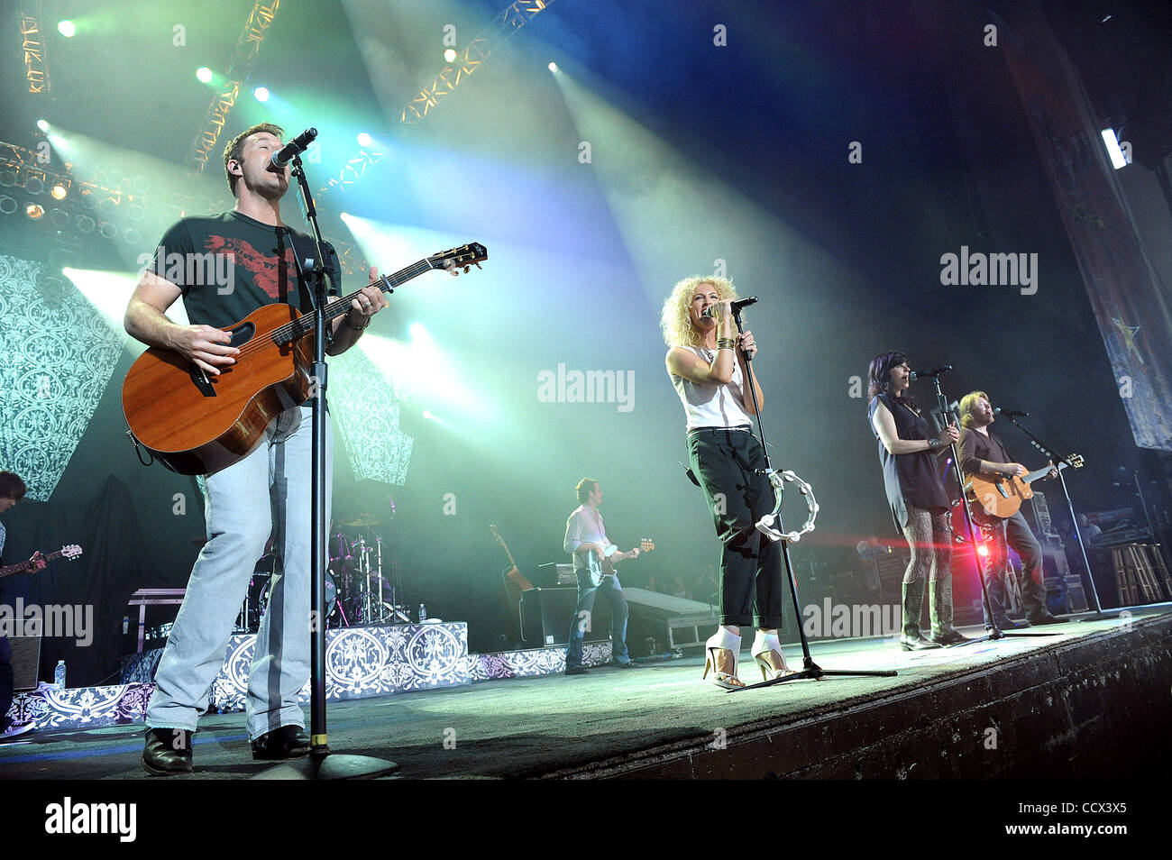 Singer jimi westbrook of little big town hi-res stock photography and ...