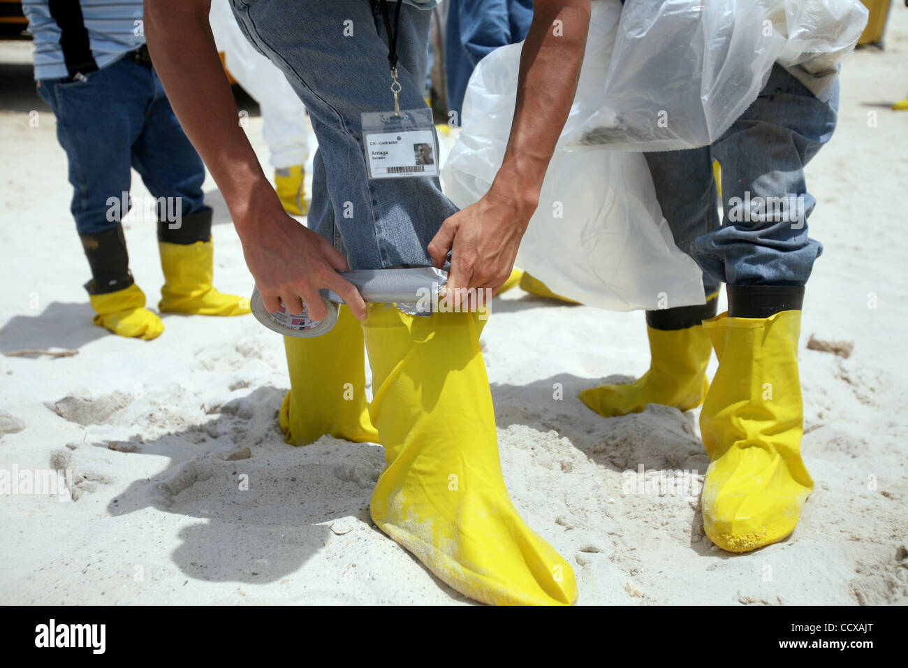 Deepwater horizon disaster clean up hi-res stock photography and images ...