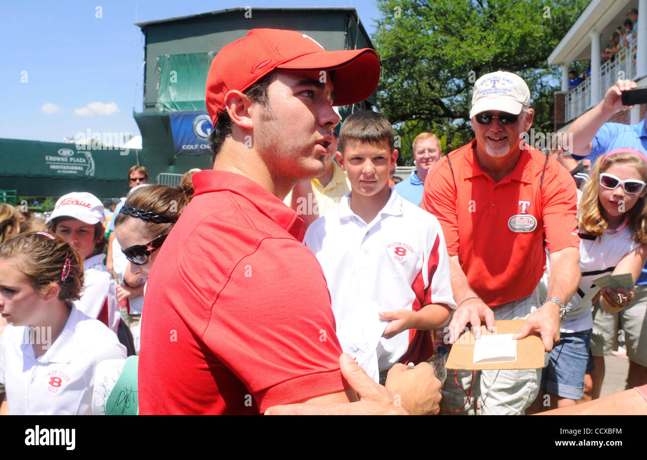KEVIN JONAS, part of the Jonas Brothers musical group signs autographs ...