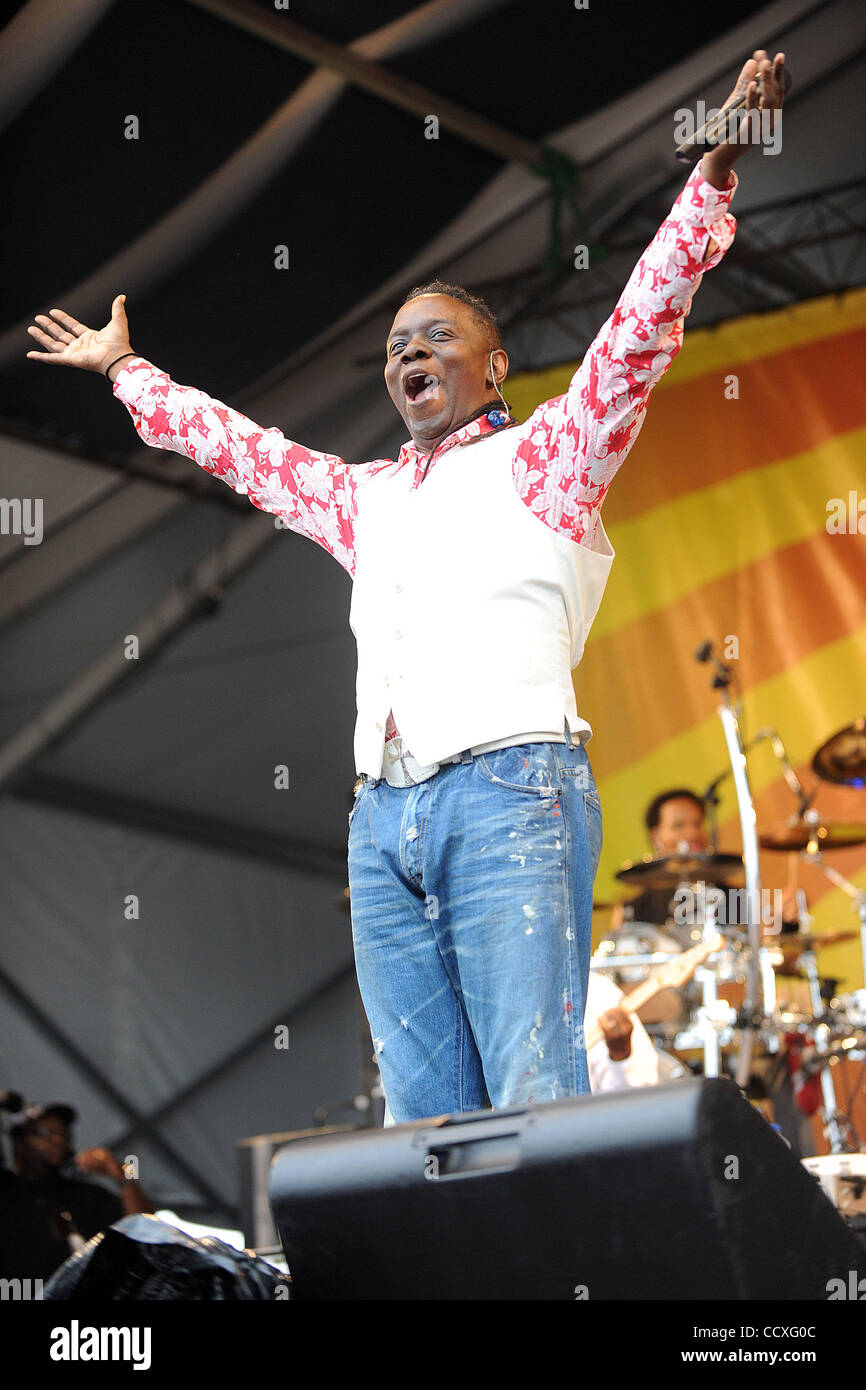Earth wind and fire 2010 hi-res stock photography and images - Alamy
