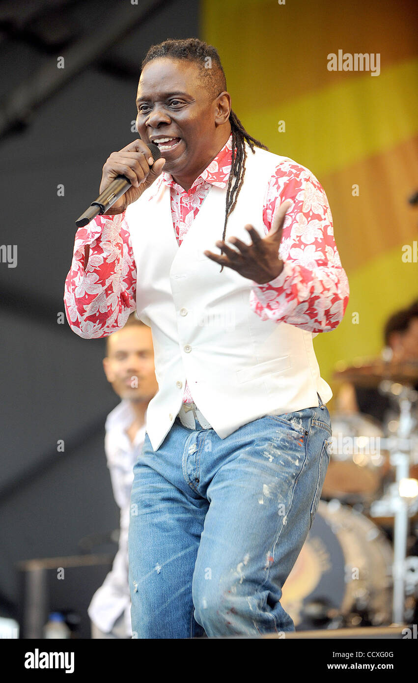 Earth wind and fire 2010 hi-res stock photography and images - Alamy