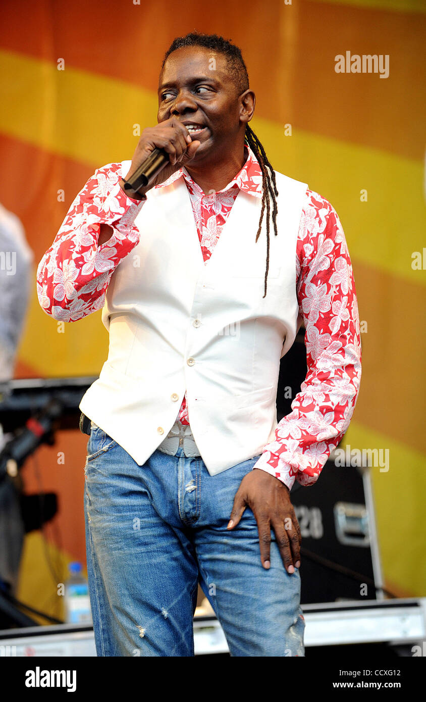 Earth wind and fire 2010 hi-res stock photography and images - Alamy