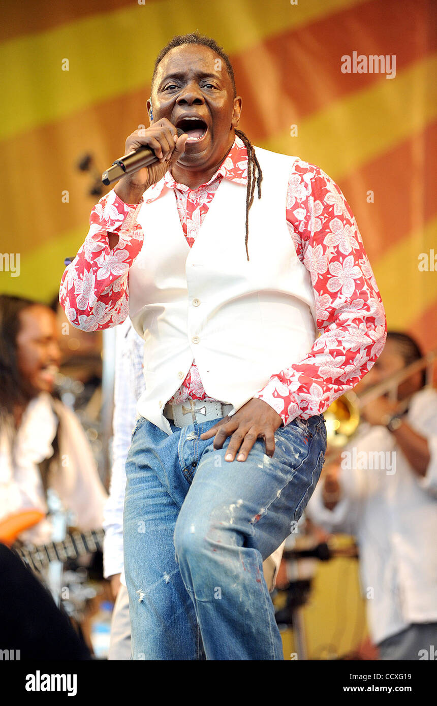 Earth wind and fire 2010 hi-res stock photography and images - Alamy