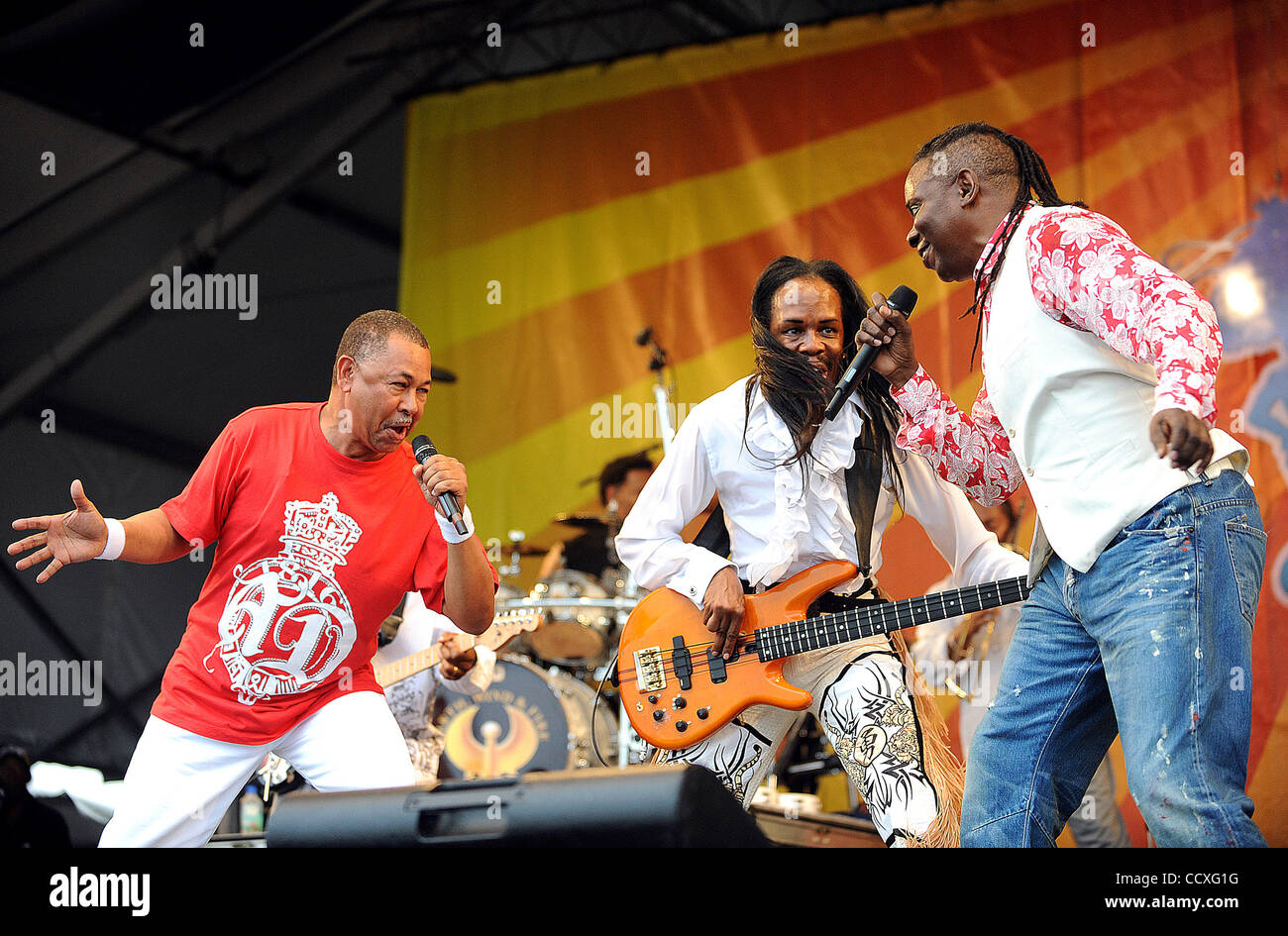 Maurice white and philip bailey of earth hi-res stock photography and ...