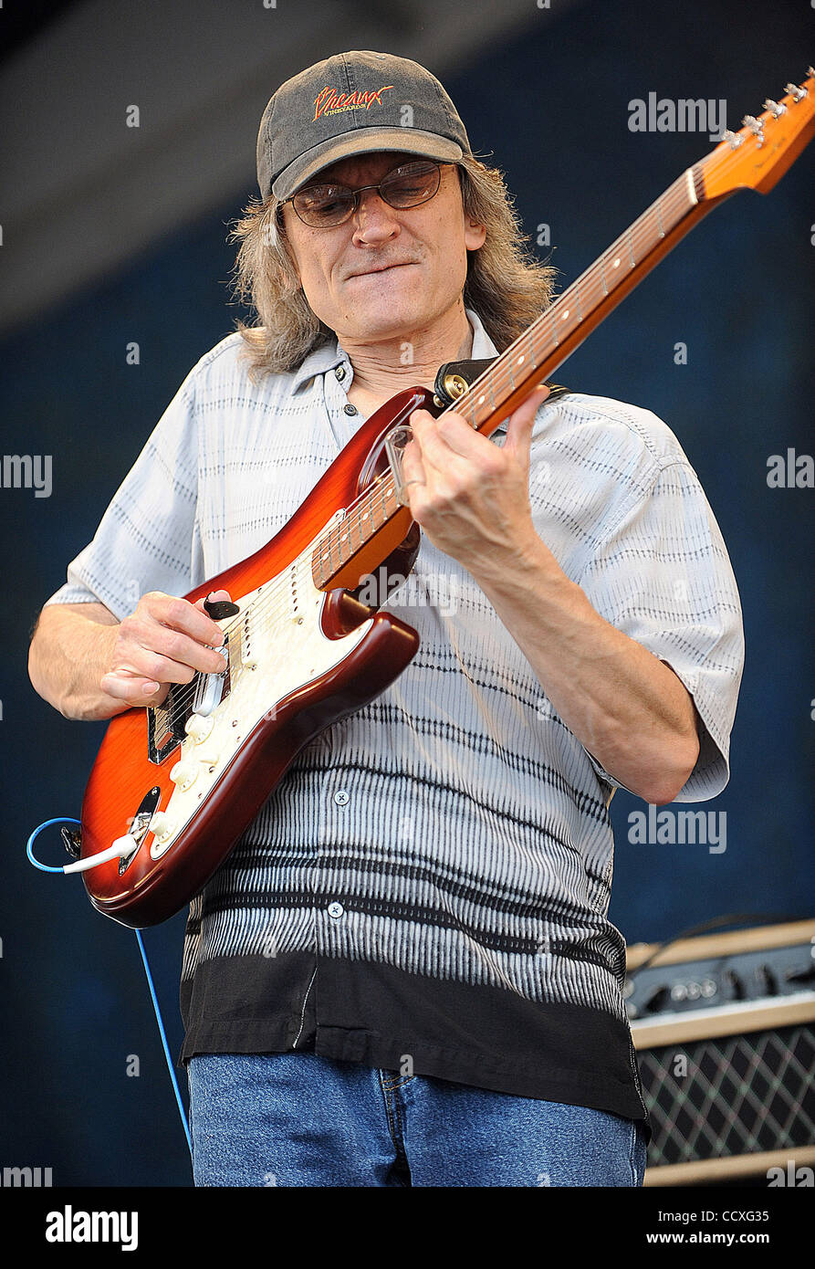 May 1, 2010 - New Orleans, Louisiana; USA - Guitarist SONNY LANDRETH ...