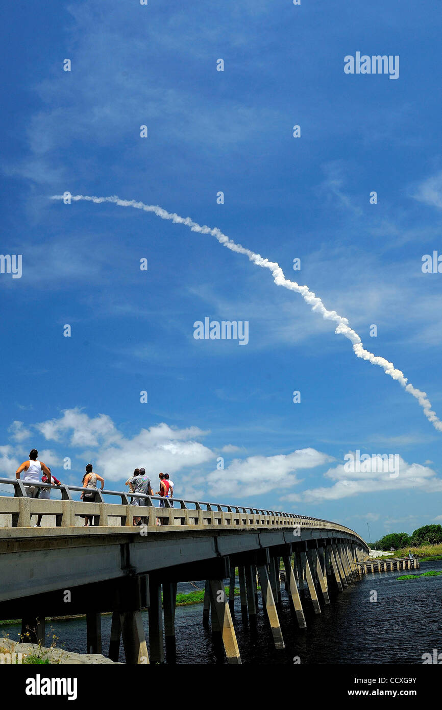 Two space shuttles hi-res stock photography and images - Alamy