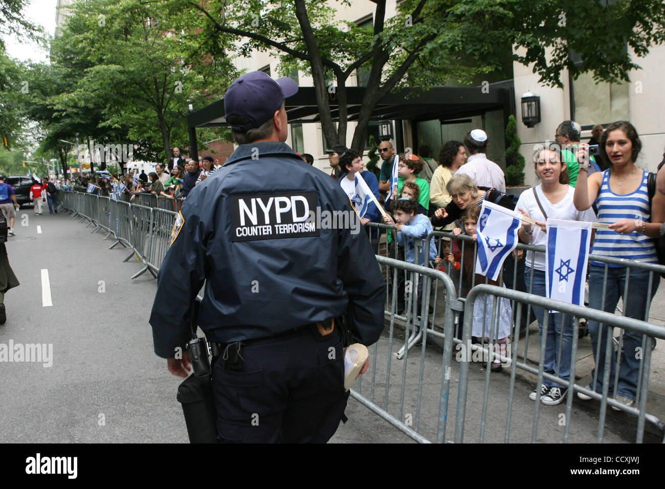 An NYPD Counter Terrorism cop walks the Salute to Israel Parade ...