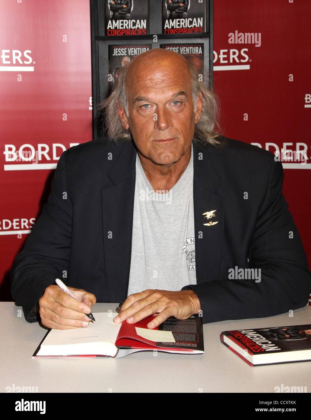 Minnesota governor jesse ventura hi-res stock photography and images ...