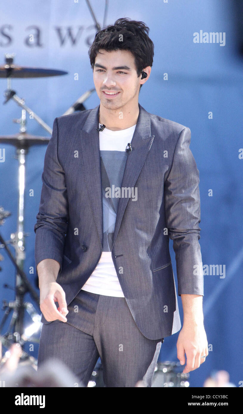 JOE JONAS from the band the Jonas Brothers kicks-off the 'Good Morning ...