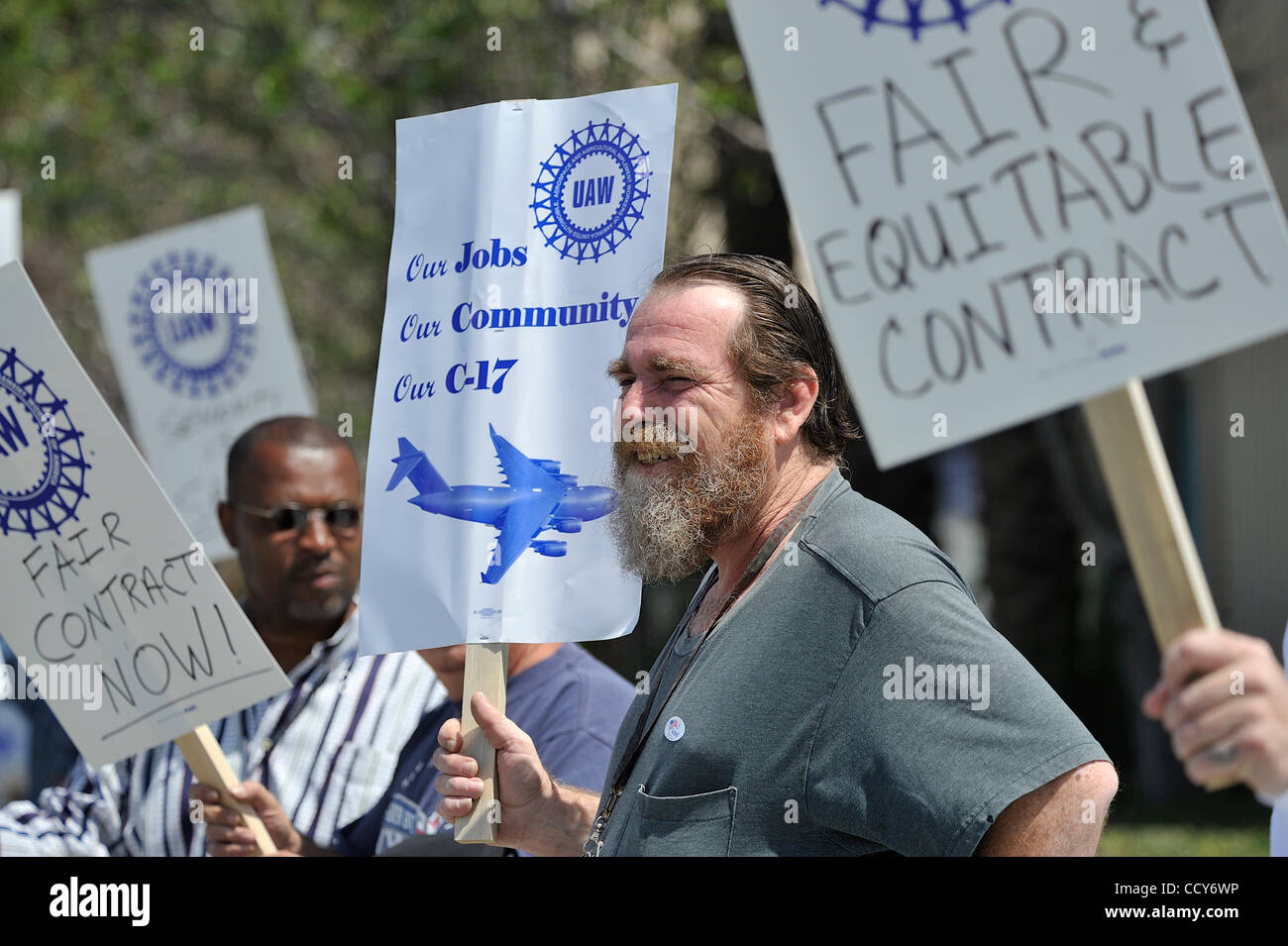 LONG BEACH, CALIF -- Steve Polin, a mechanic a Boeing, protests new ...