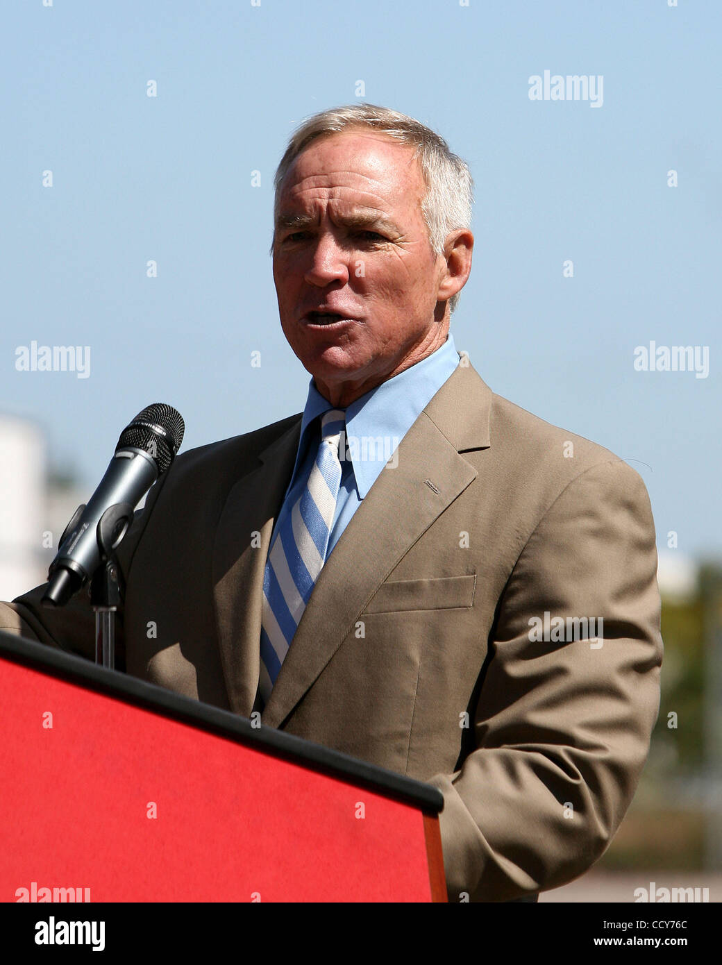 Colonel Gerald Berry, USMC (Ret.) speaks at the "Lady Ace 09" A Beoing ...
