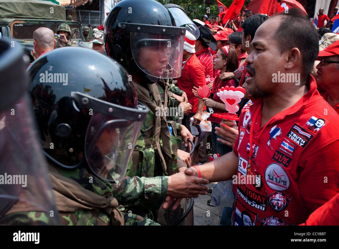 Mar 27, 2010 - Bangkok, Thailand - Thai soldier in anti riot gear ...