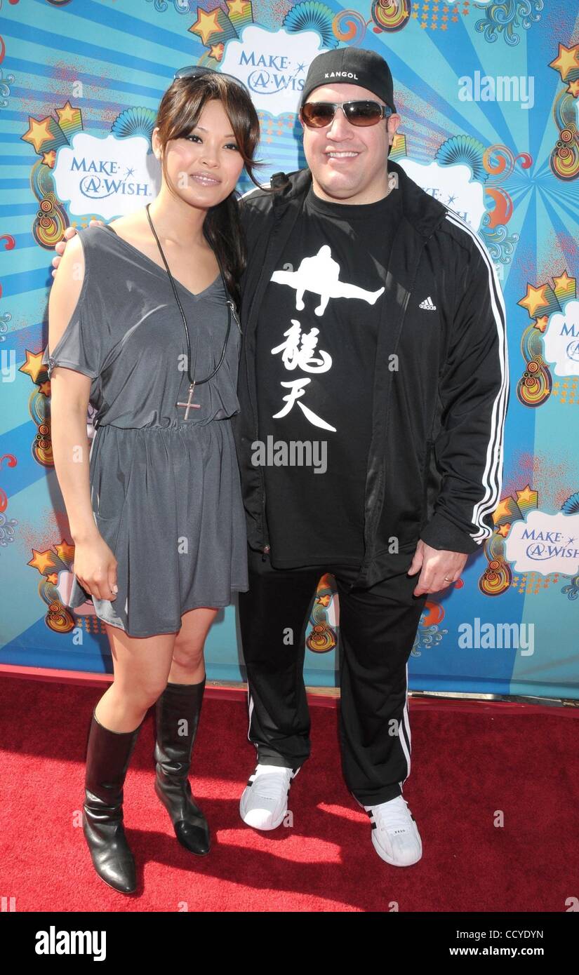 Actor kevin james wife steffiana hi-res stock photography and images ...