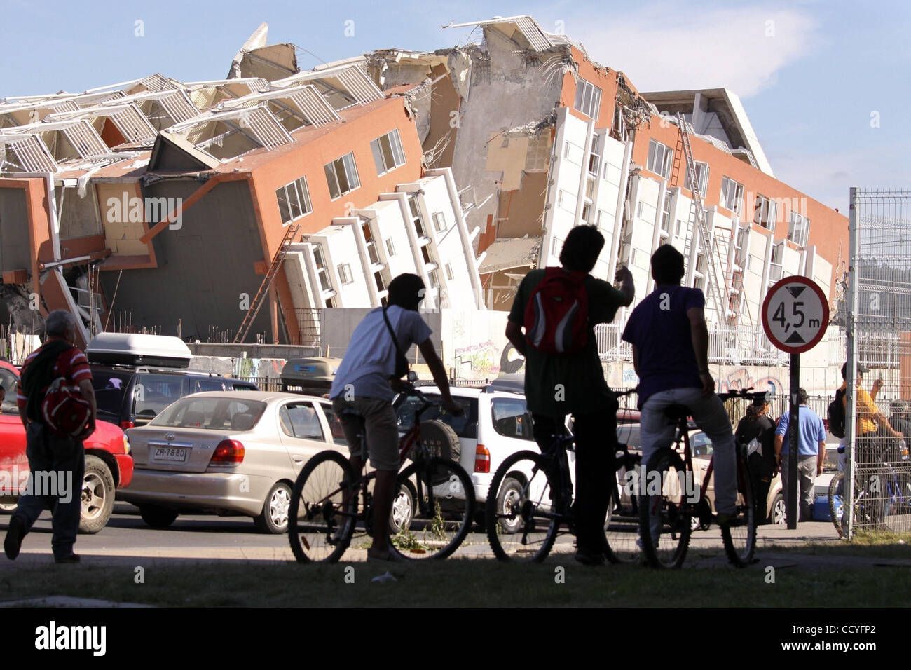 Chile earthquake building collapse hi-res stock photography and images ...