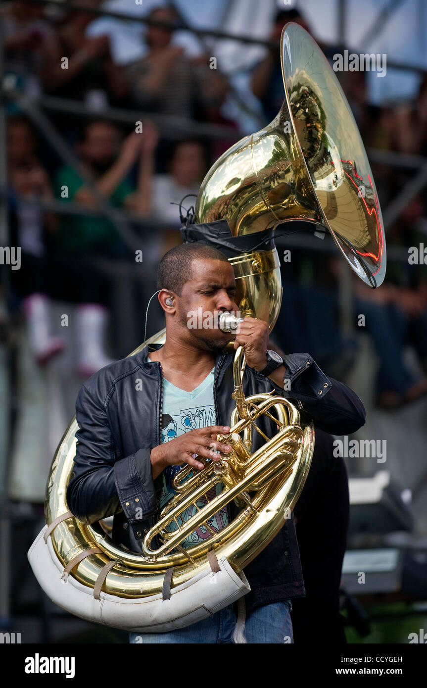 Tuba gooding jr hi-res stock photography and images - Alamy