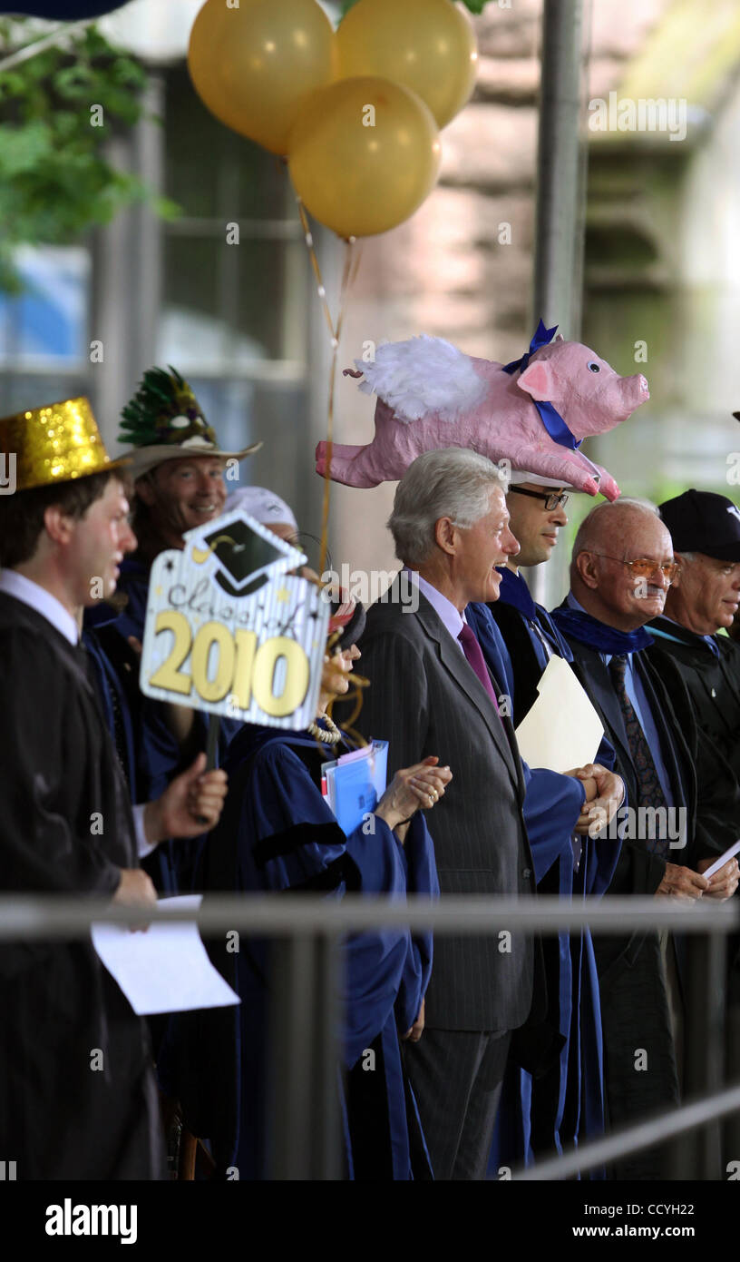 Bill Clinton acknowledges applause at Class Day Exercises of the Yale ...