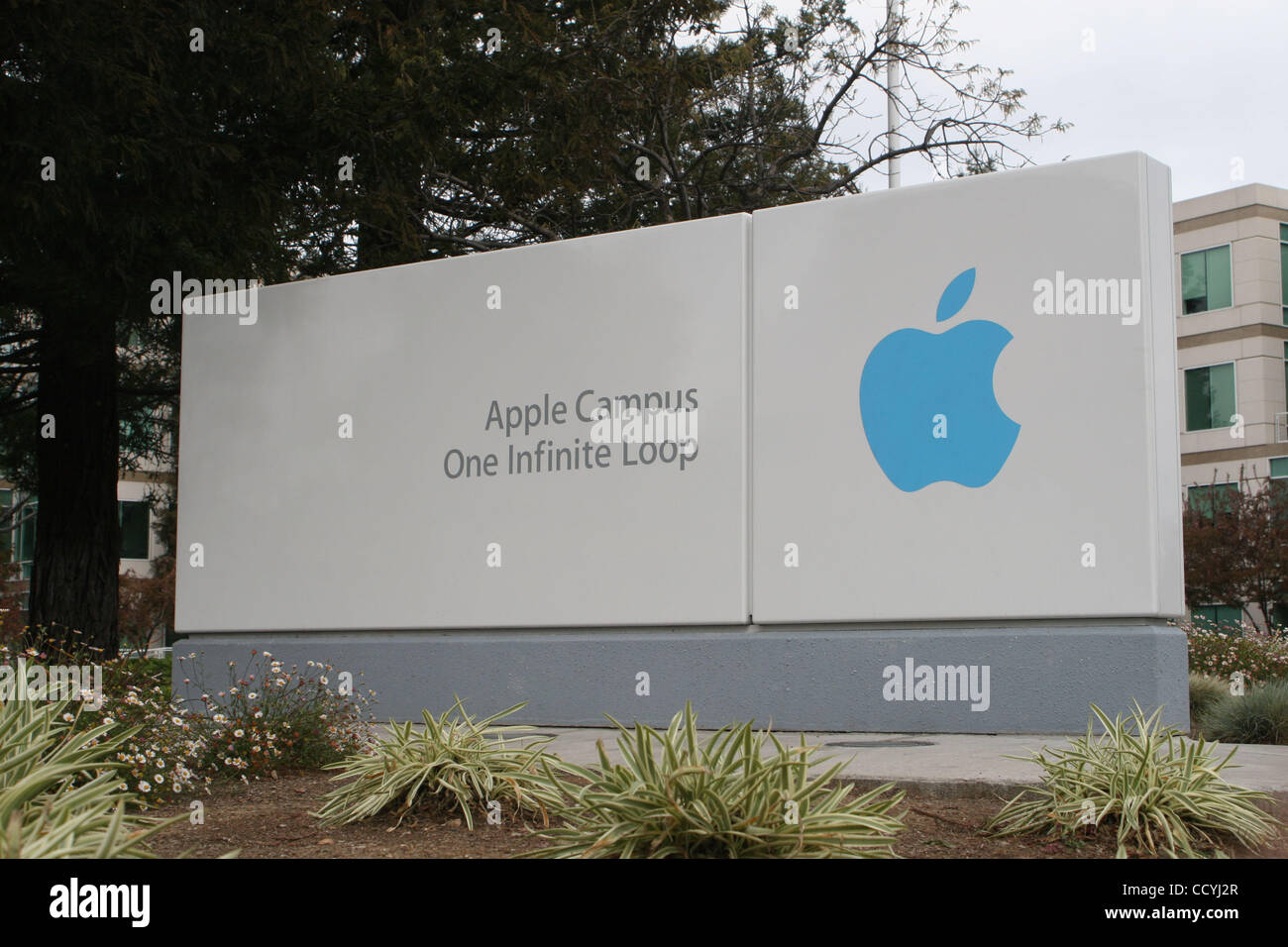 Apple headquarters cupertino logo hi-res stock photography and images ...