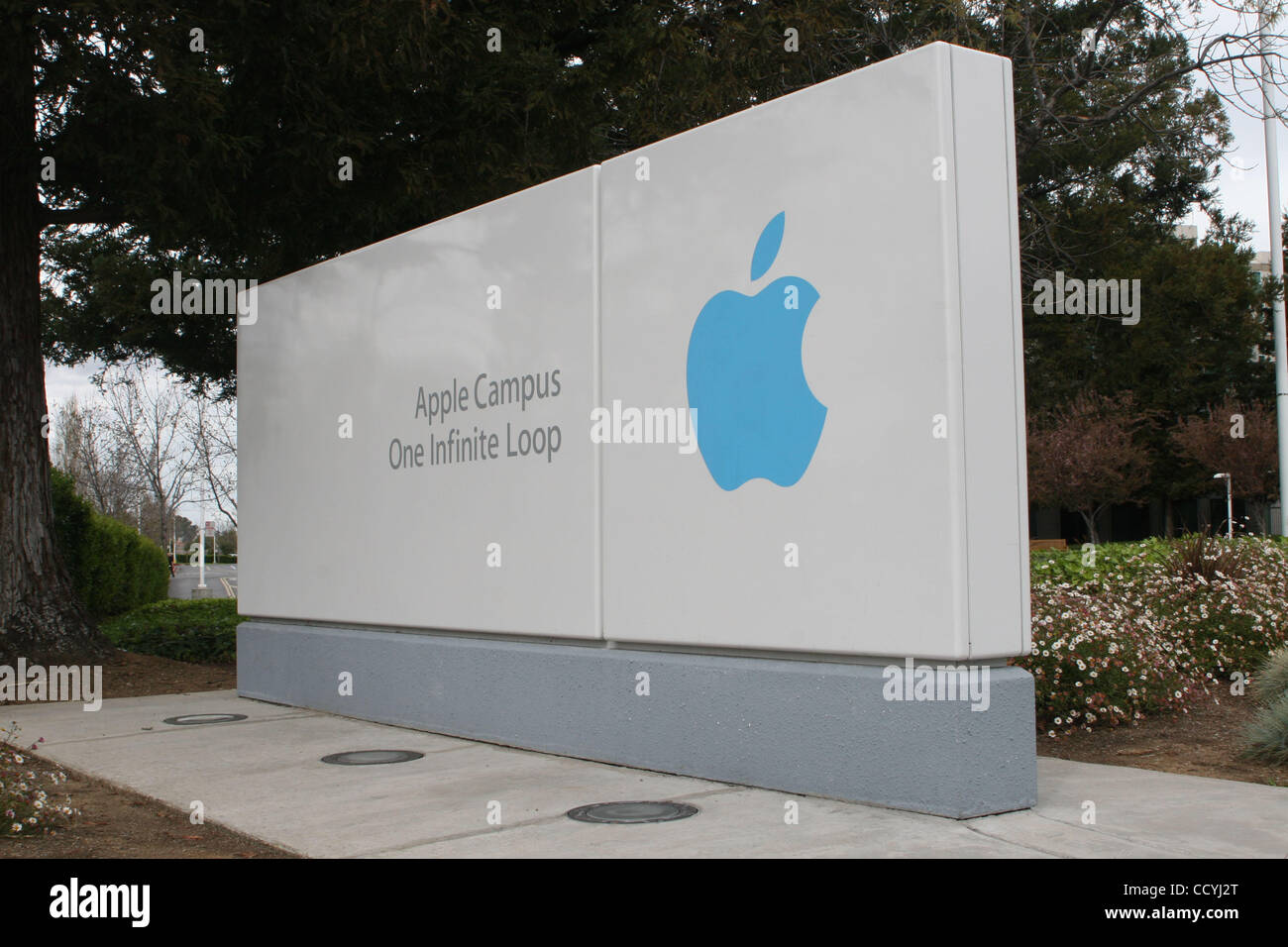 Apple headquarters cupertino logo hi-res stock photography and images ...