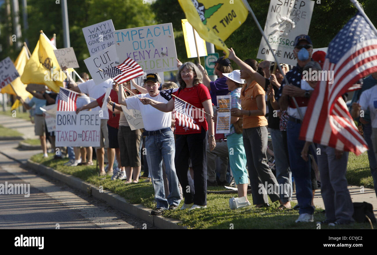 Susan Hinman, center left, and Shirley Hunt, center right, make their ...