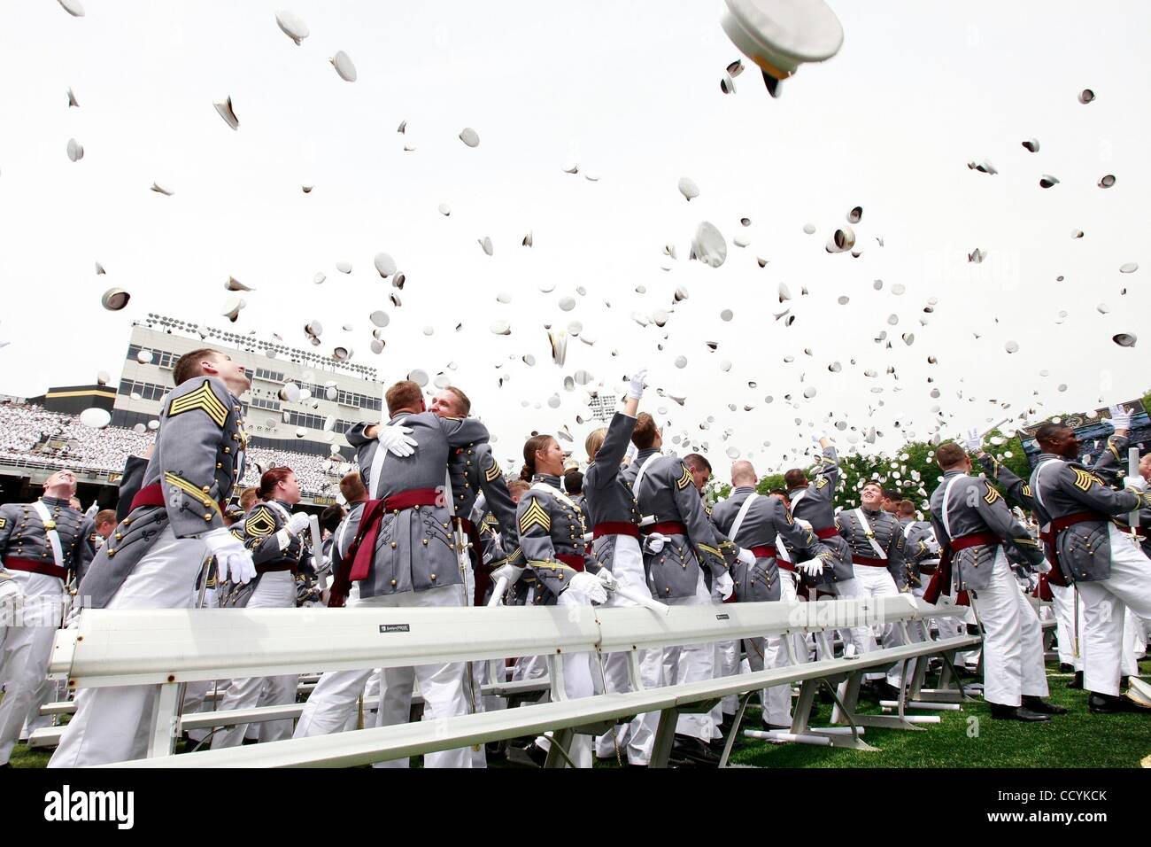 Two graduation hats hi-res stock photography and images - Alamy