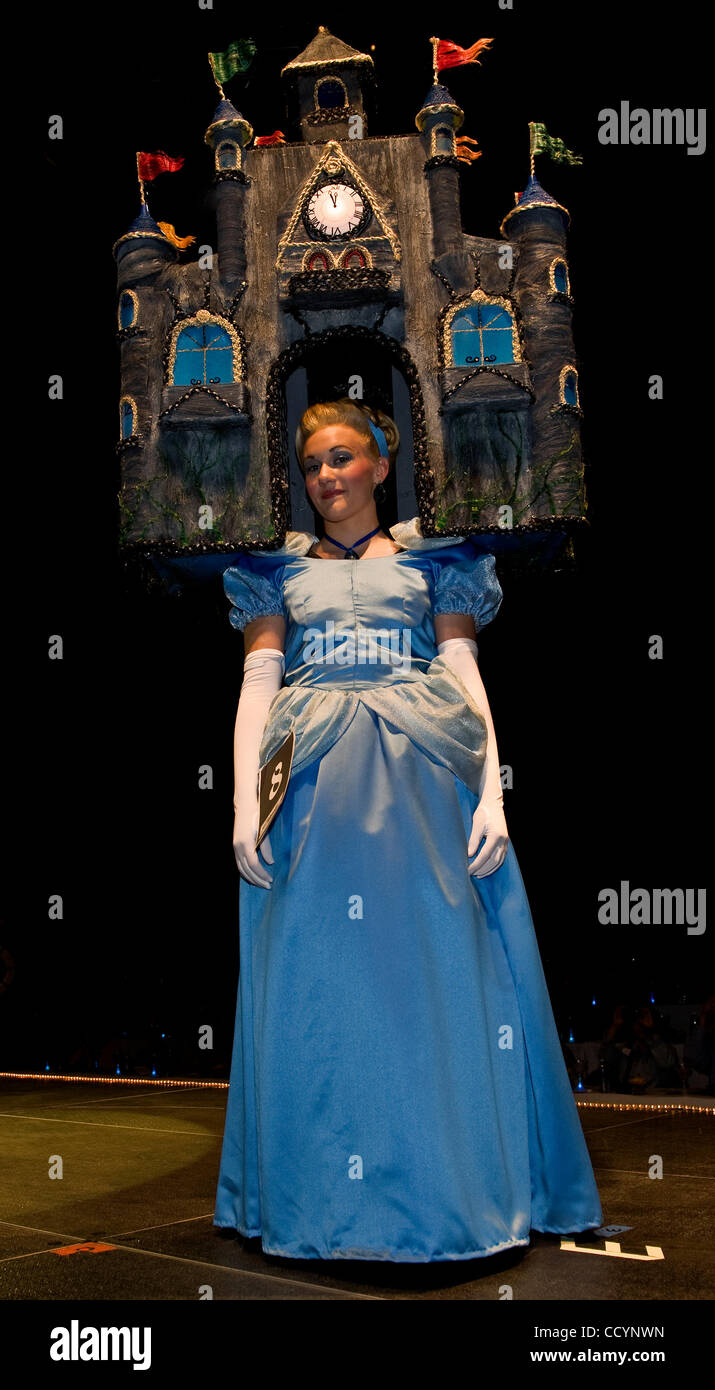 Apr 22, 2010 - Manchester, New Hampshire, USA - KAYLA SMITH models ...