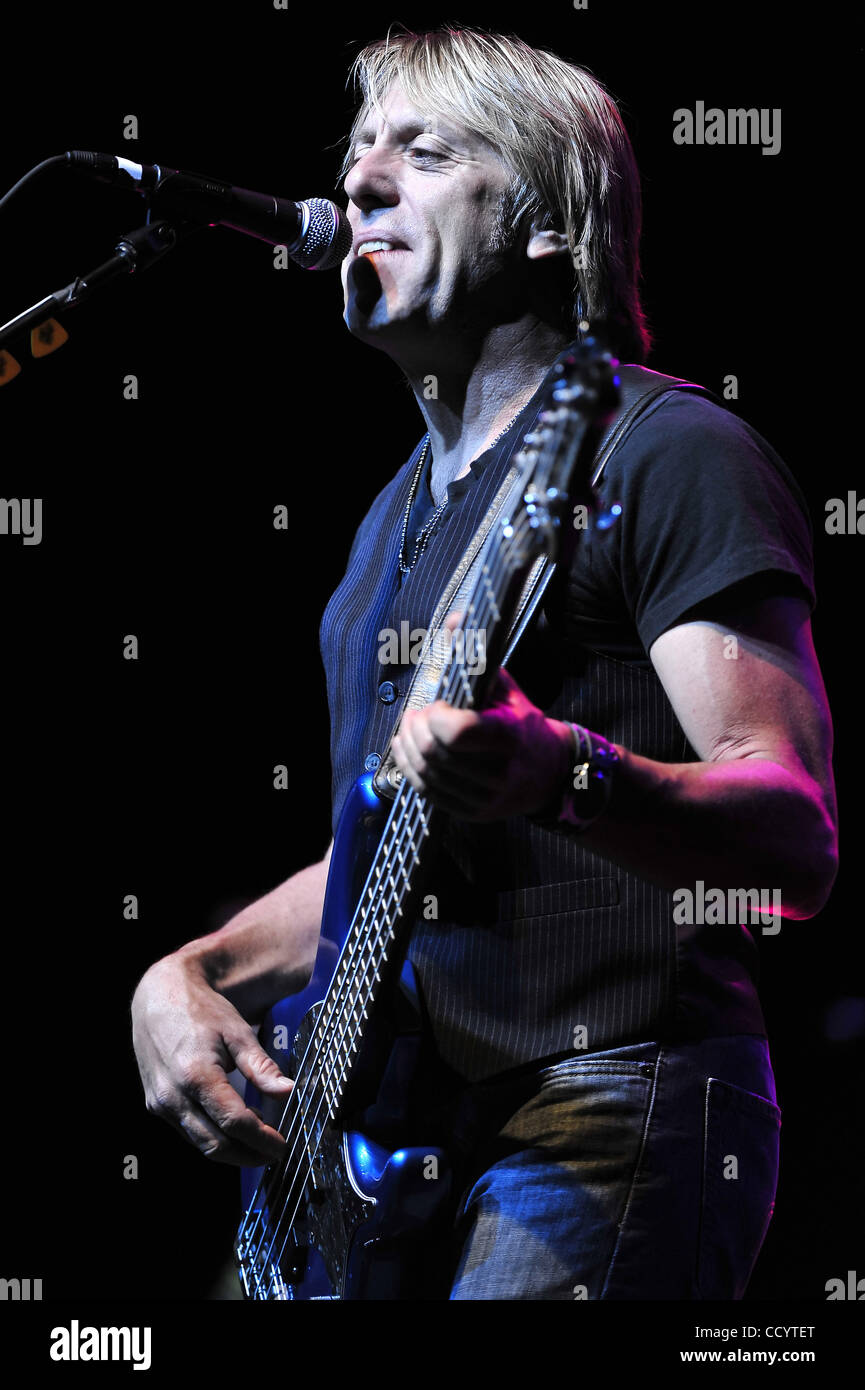 Lee Beverly the Bassist for Eddie Money performed live at the Chumash ...