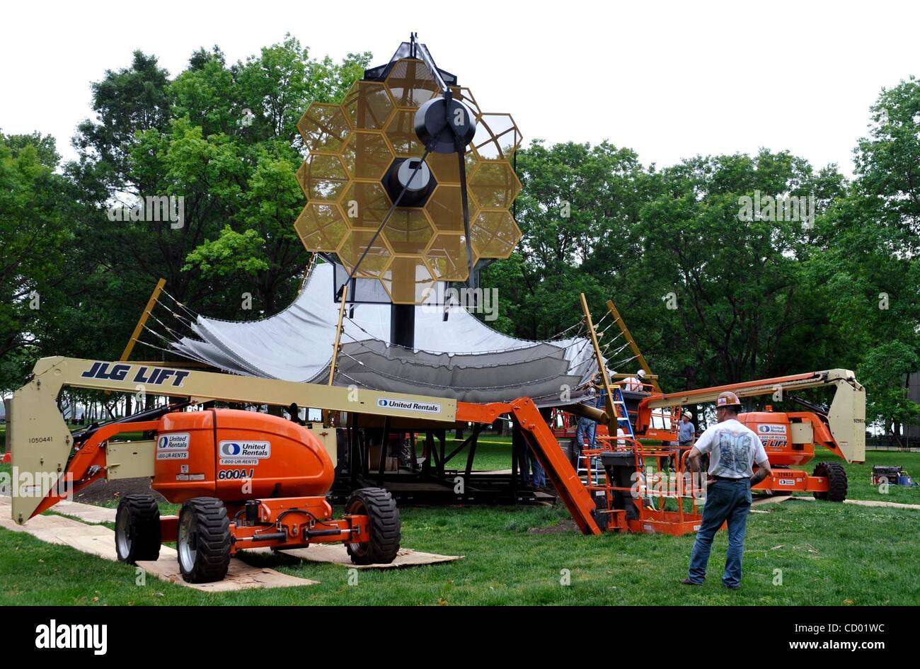 James webb telescope construction hi-res stock photography and images ...