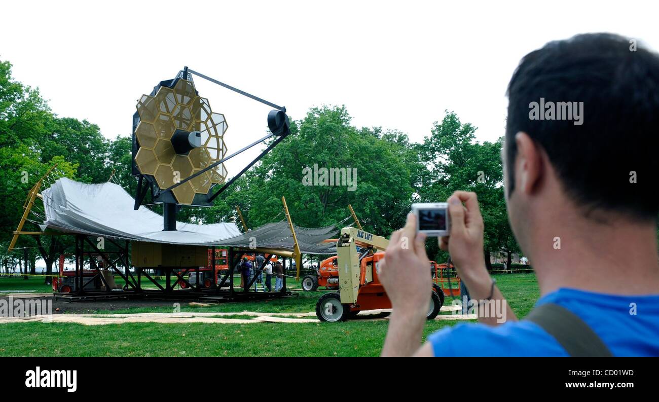 May 27, 2010 - Manhattan, New York, USA - Construction of a 1:1 replica ...