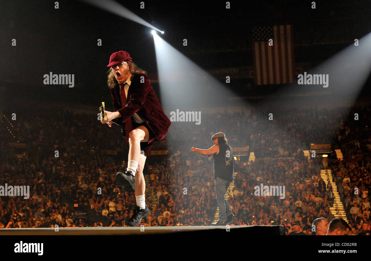 Brian johnson singer angus young hi-res stock photography and images ...