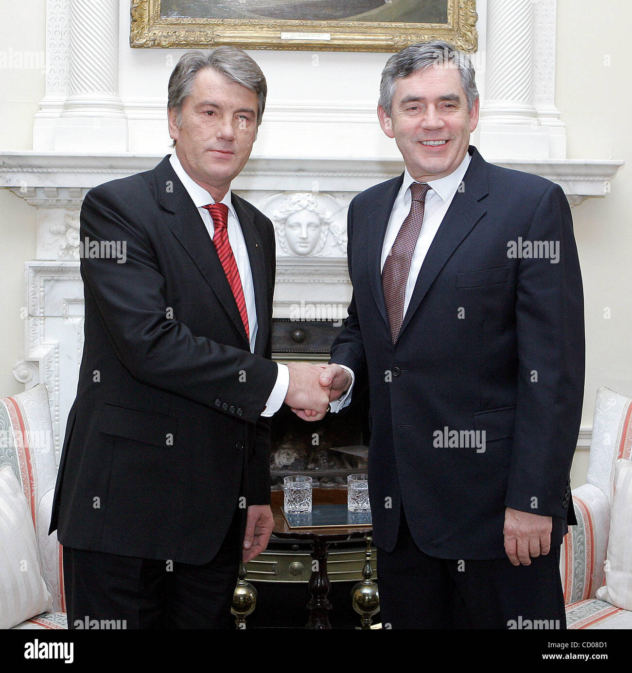 Ukrainian President Viktor Yushchenko (l) visits Britain while ...