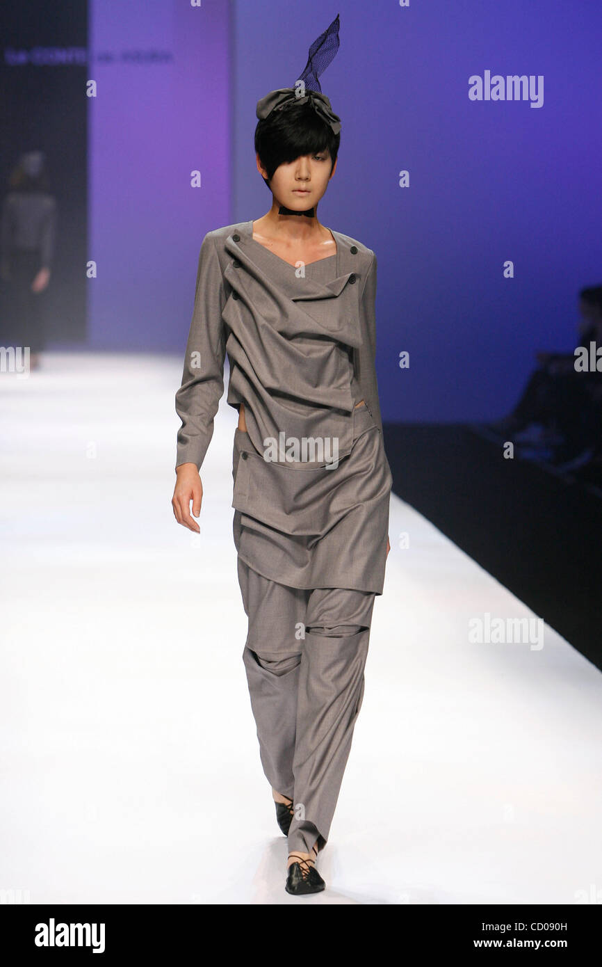 Model wearing min hi-res stock photography and images - Alamy