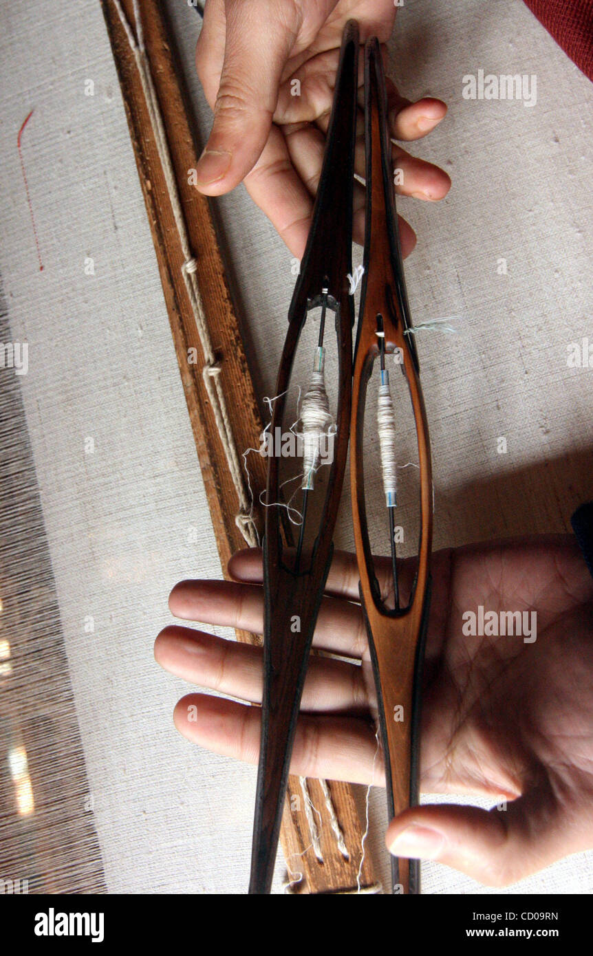 A kashmiri muslim weaving a pashmina shawl in a handloom in srinagar ...