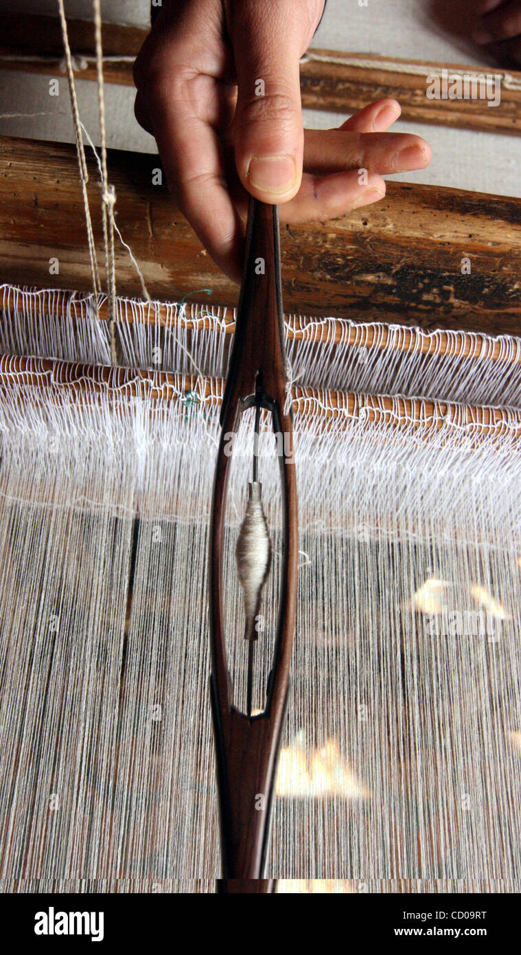 A kashmiri muslim weaving a pashmina shawl in a handloom in srinagar ...