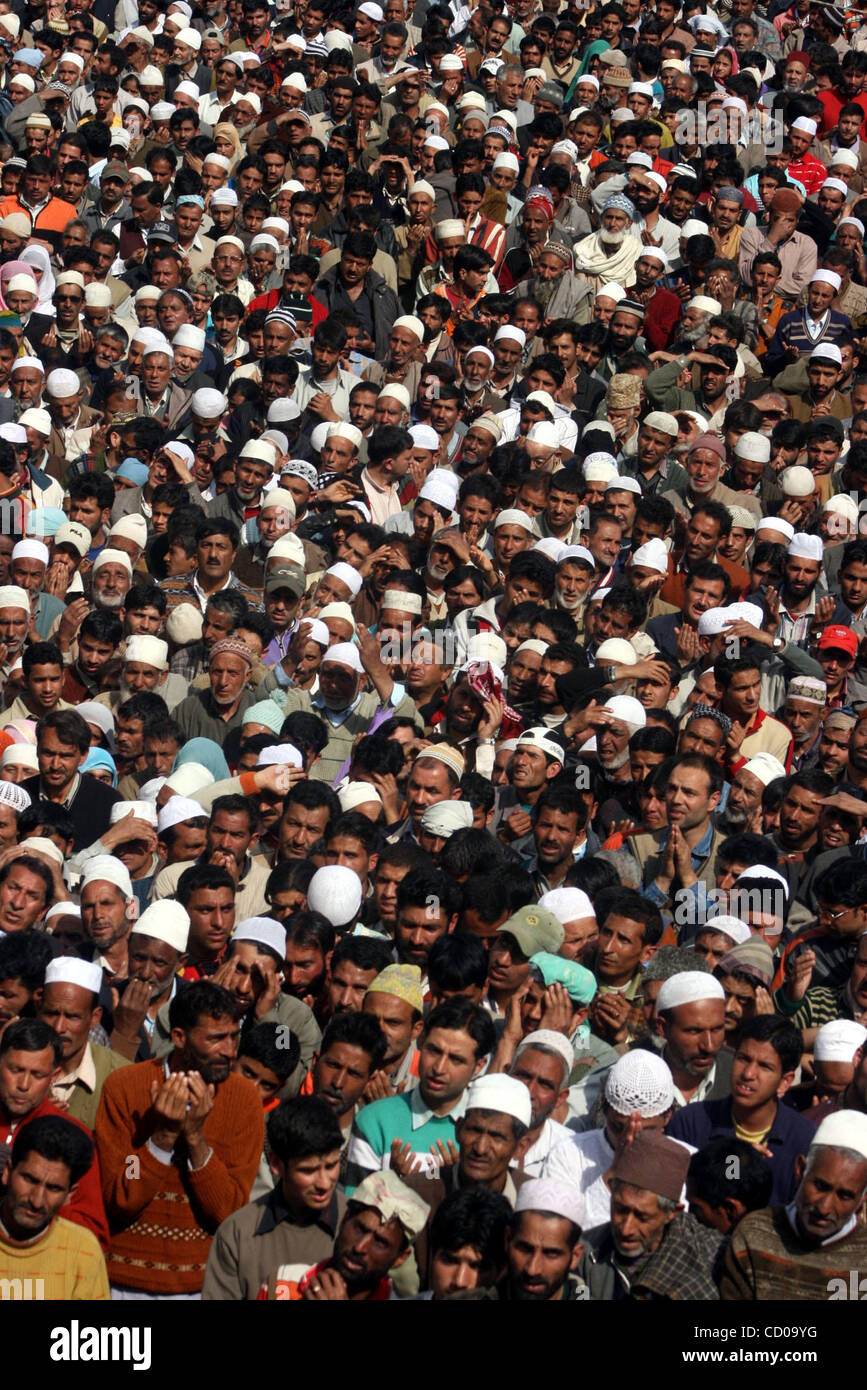 Kashmiri Muslims raise their arms as they look at the relic of Prophet ...